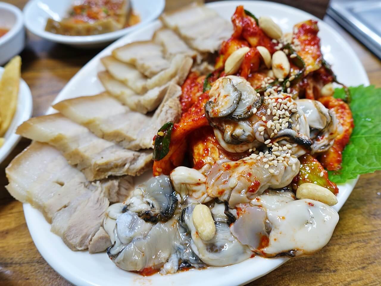 將軍生蚵菜包肉》鍾路三街特色美食生蠔菜包肉.生菜包蚵仔一條街~一人份午餐定食 – 小不點看世界.Paine世界旅遊趣
