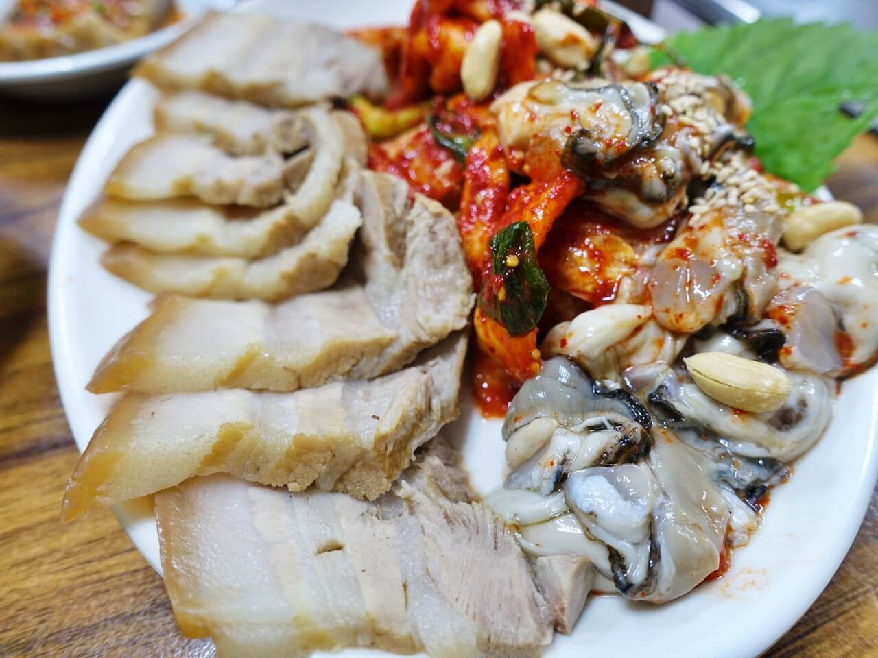 將軍生蚵菜包肉》鍾路三街特色美食生蠔菜包肉.生菜包蚵仔一條街~一人份午餐定食 – 小不點看世界.Paine世界旅遊趣